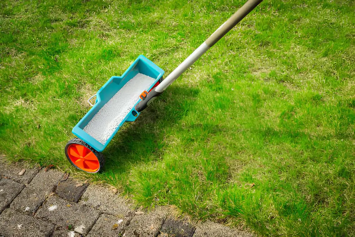 4 Types Of Fertilizer Spreaders Explained By Real Users - FarmingThing.com